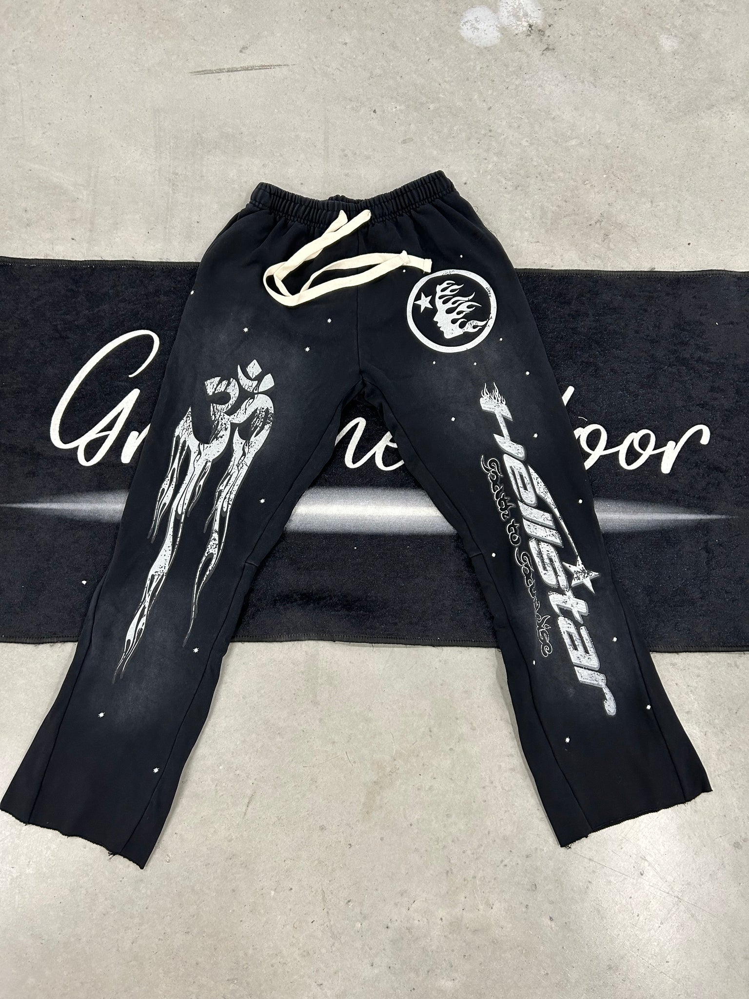 HELLSTAR – GRAILS NEXT DOOR